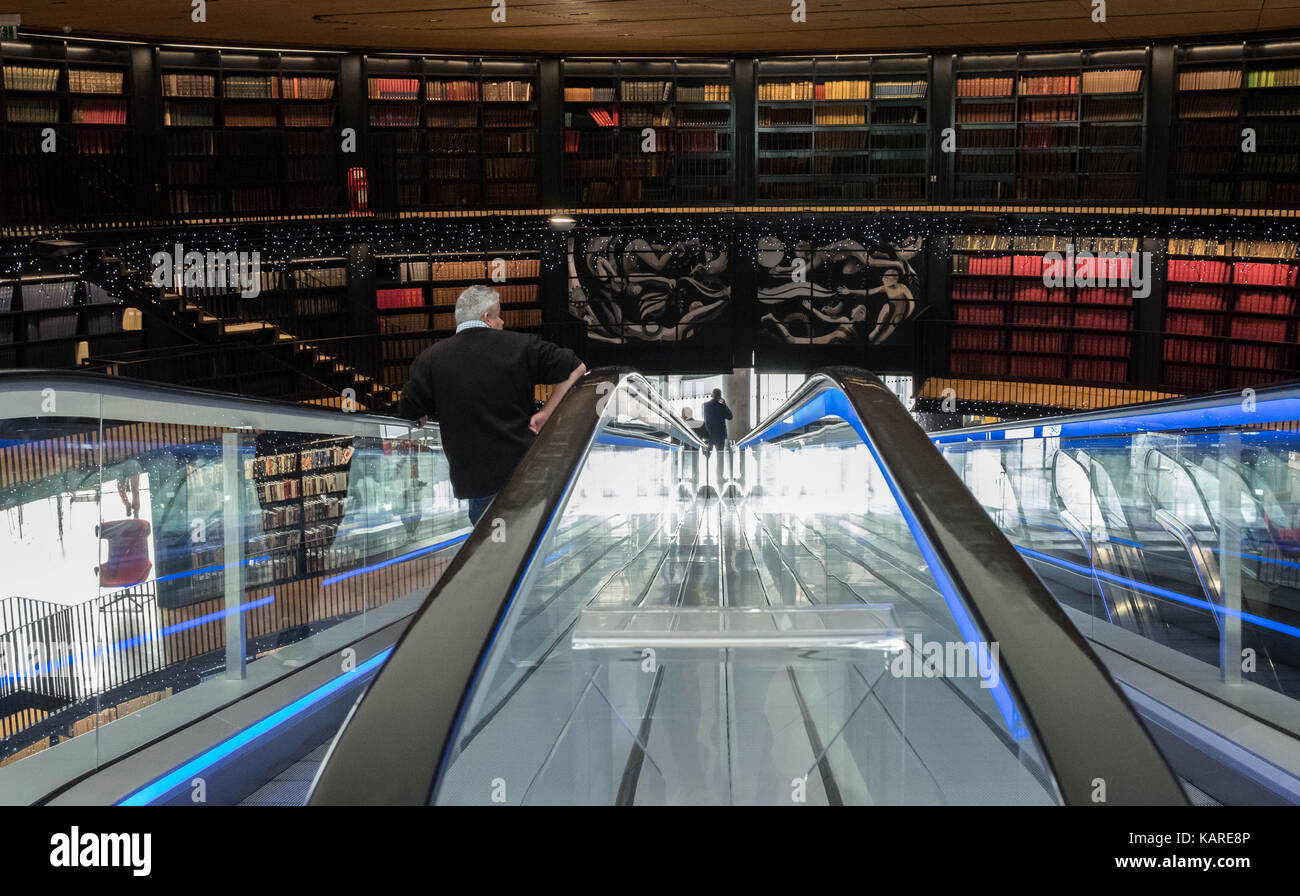 Birmingham city library interior hi-res stock photography and images ...