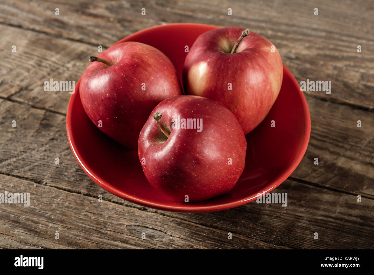 Ripe red apples on plate Stock Photo - Alamy