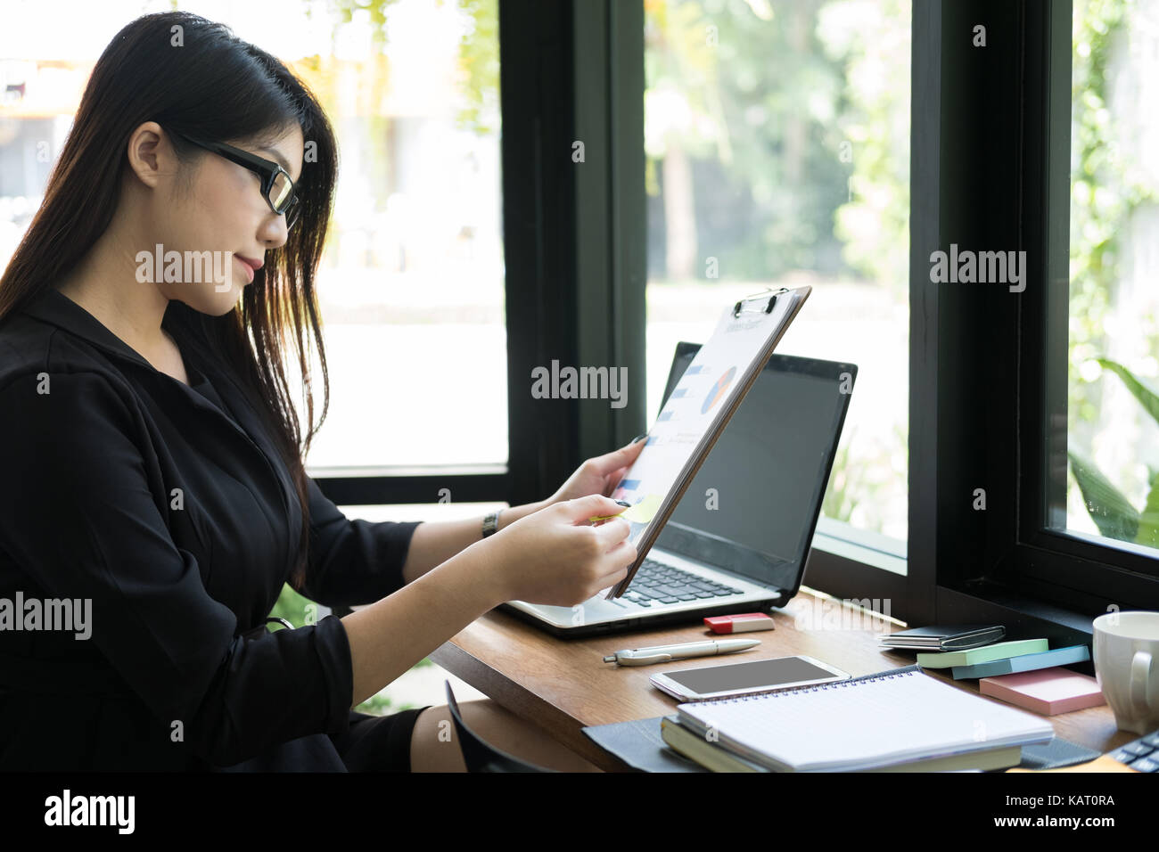Analyst analyze hi-res stock photography and images - Alamy