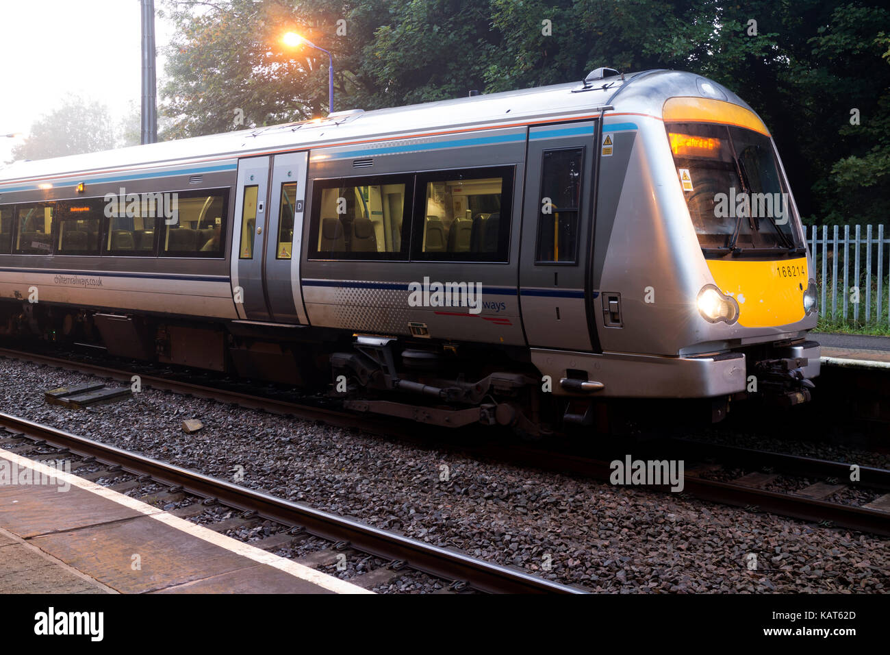 Chiltern Railways train at Warwick railway station, early morning ...