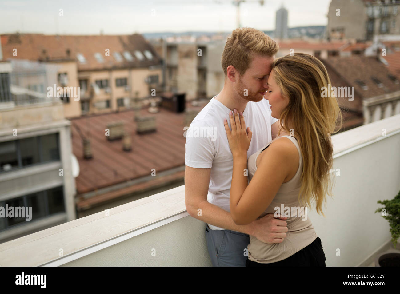 Romantic couple kissing hi-res stock photography and images - Alamy