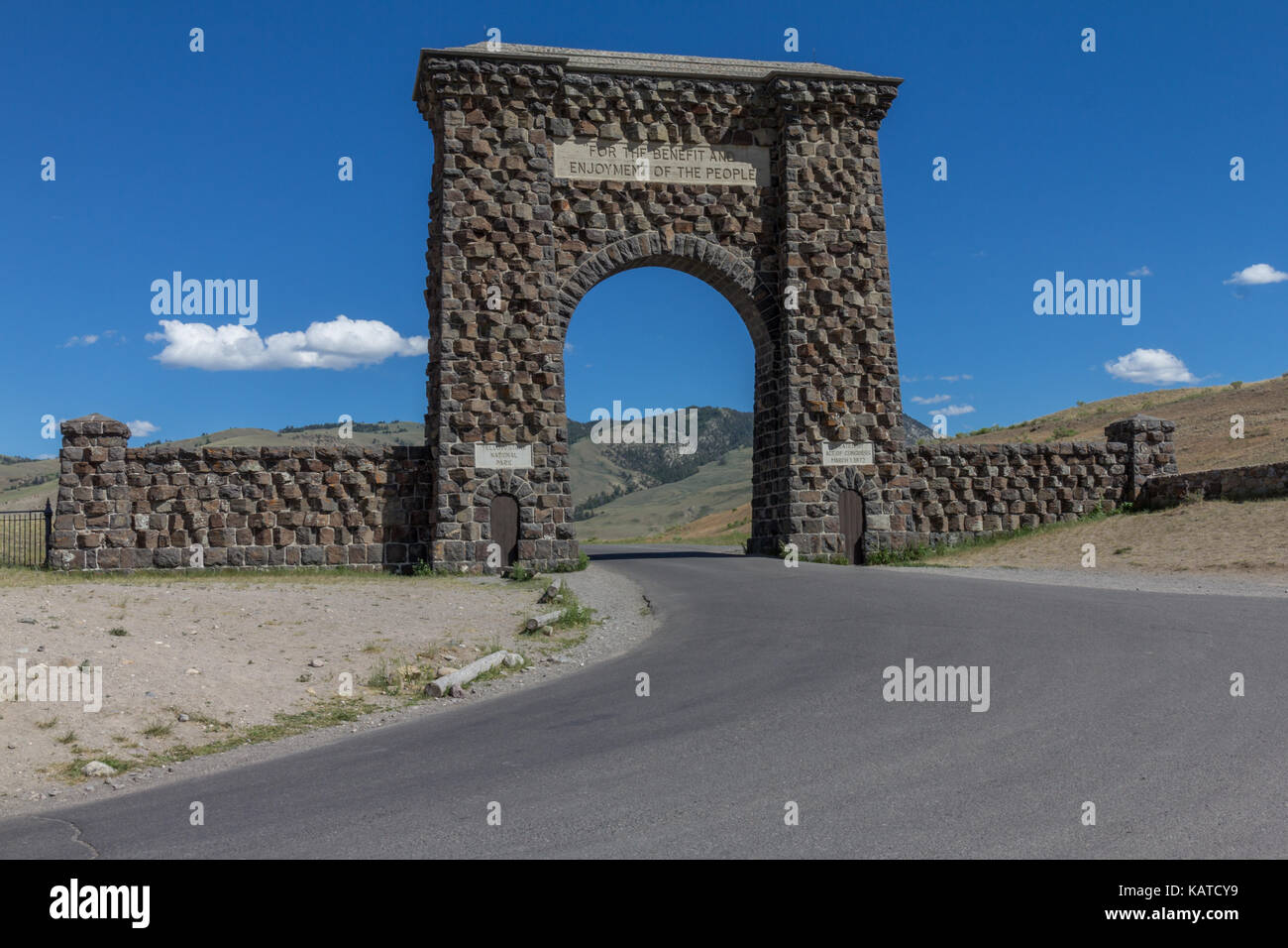 Roosevelt Arch at the North Entrance to Yellowstone National Park ...
