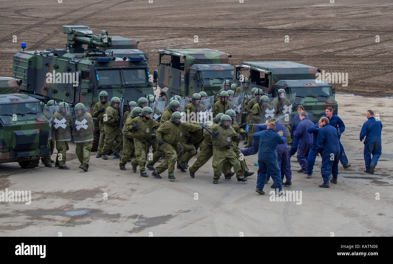 Munster, Germany. 25th Sep, 2017. Bundeswehr soldiers during ...
