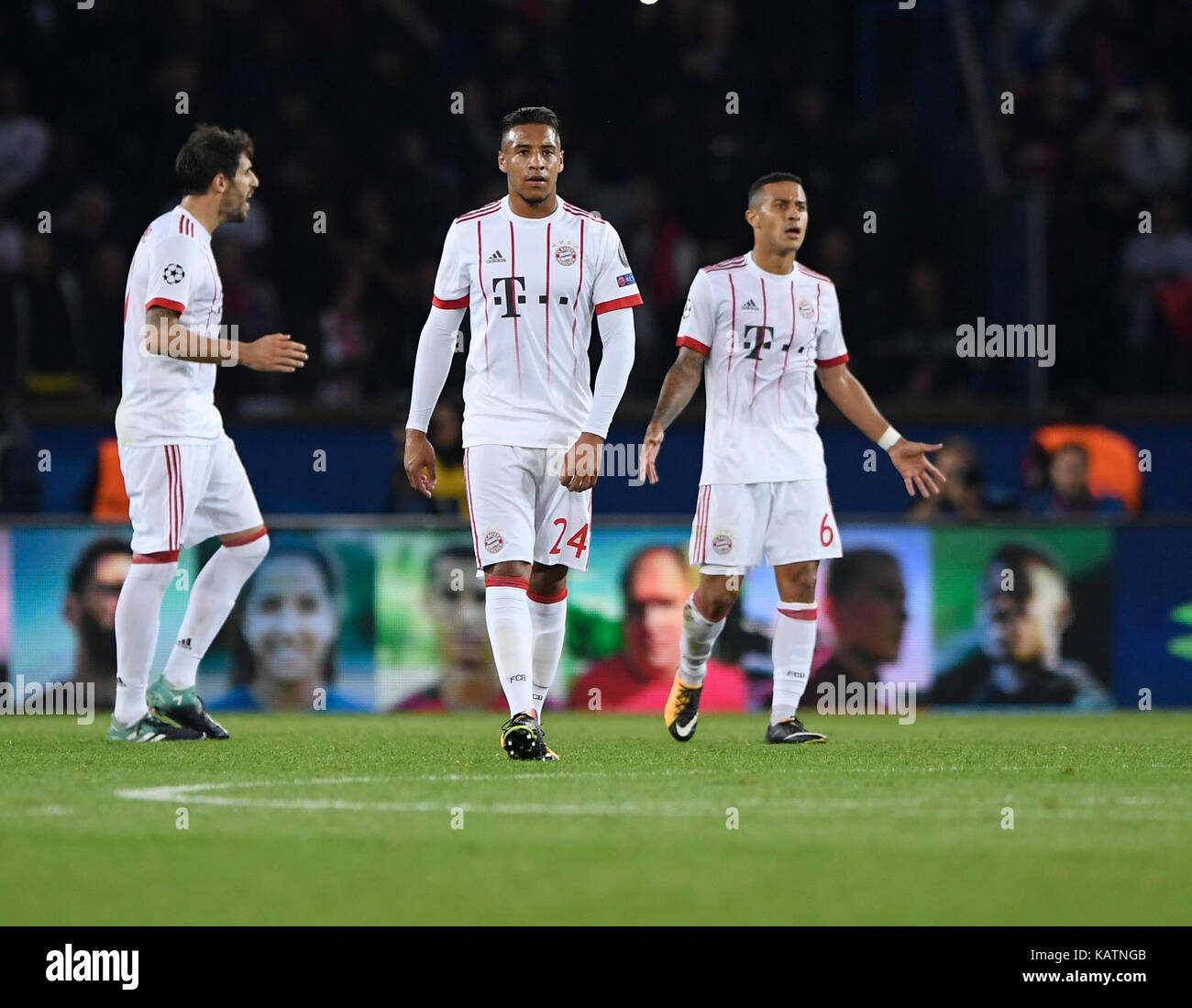 Paris, Frankreich. 27th Sep, 2017. Javi Martinez (FCB), Corentin ...