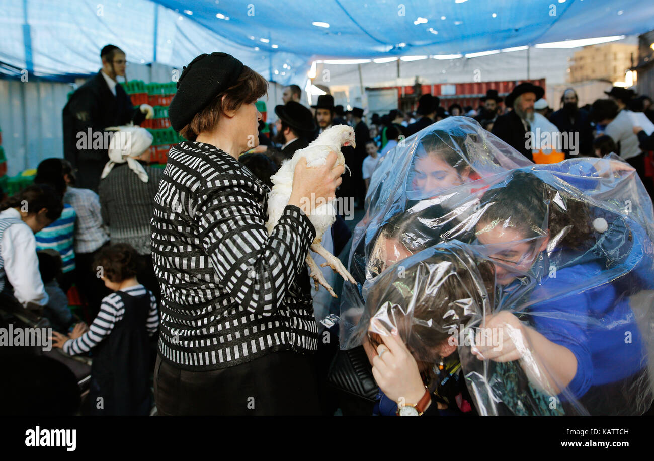 Jerusalem. 27th Sep, 2017. Ultra-Orthodox Jews perform the traditional ...