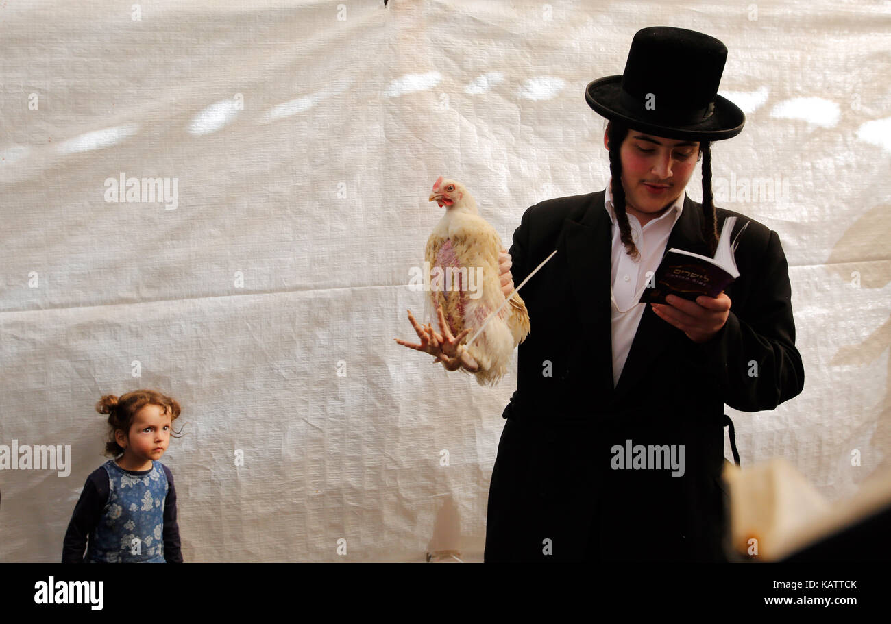 Jerusalem. 27th Sep, 2017. A ultra-Orthodox Jew performs the ...