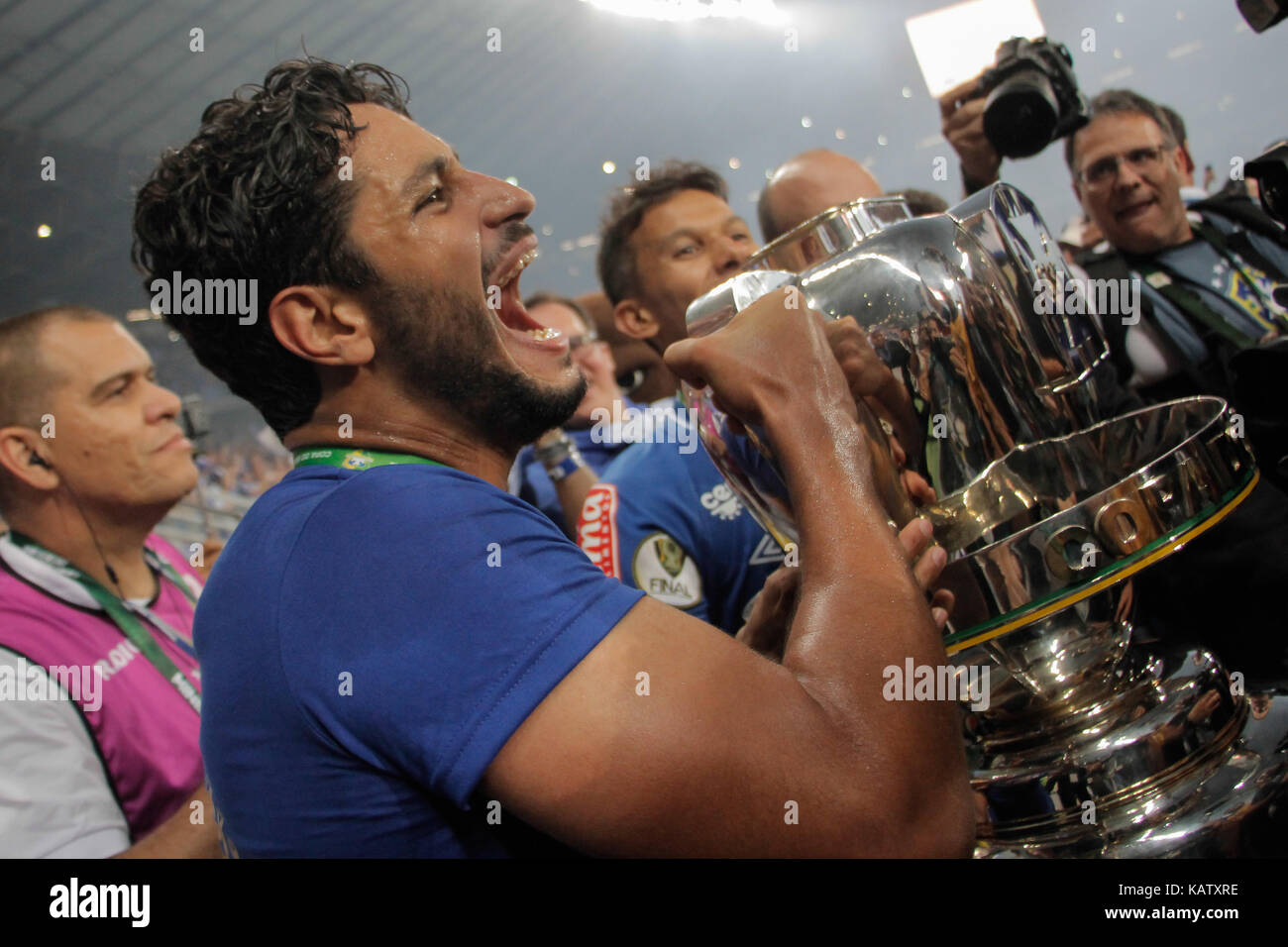 Belo Horizonte, Brazil. 27th Sep, 2017. Léo do Cruzeiro raises the Copa ...