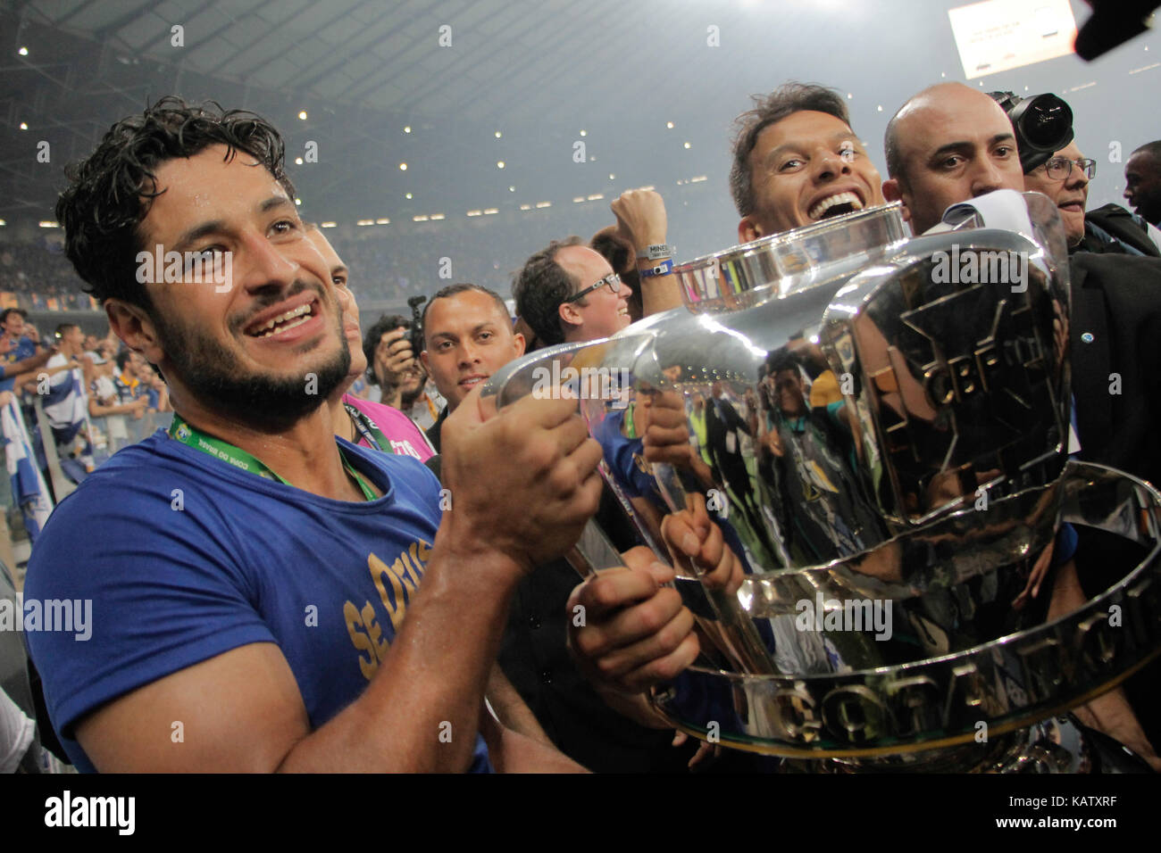 Belo Horizonte, Brazil. 27th Sep, 2017. Léo do Cruzeiro raises the Copa ...