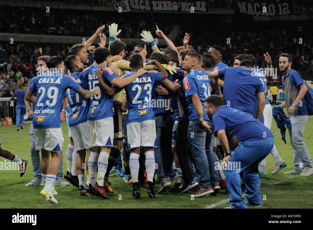 Belo Horizonte, Brazil. 27th Sep, 2017. Players of Cruzeiro raises the ...