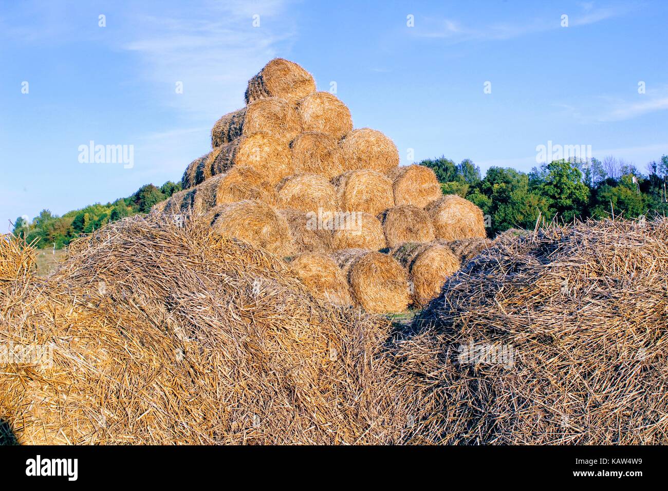 Hay bale pyramid hi-res stock photography and images - Alamy