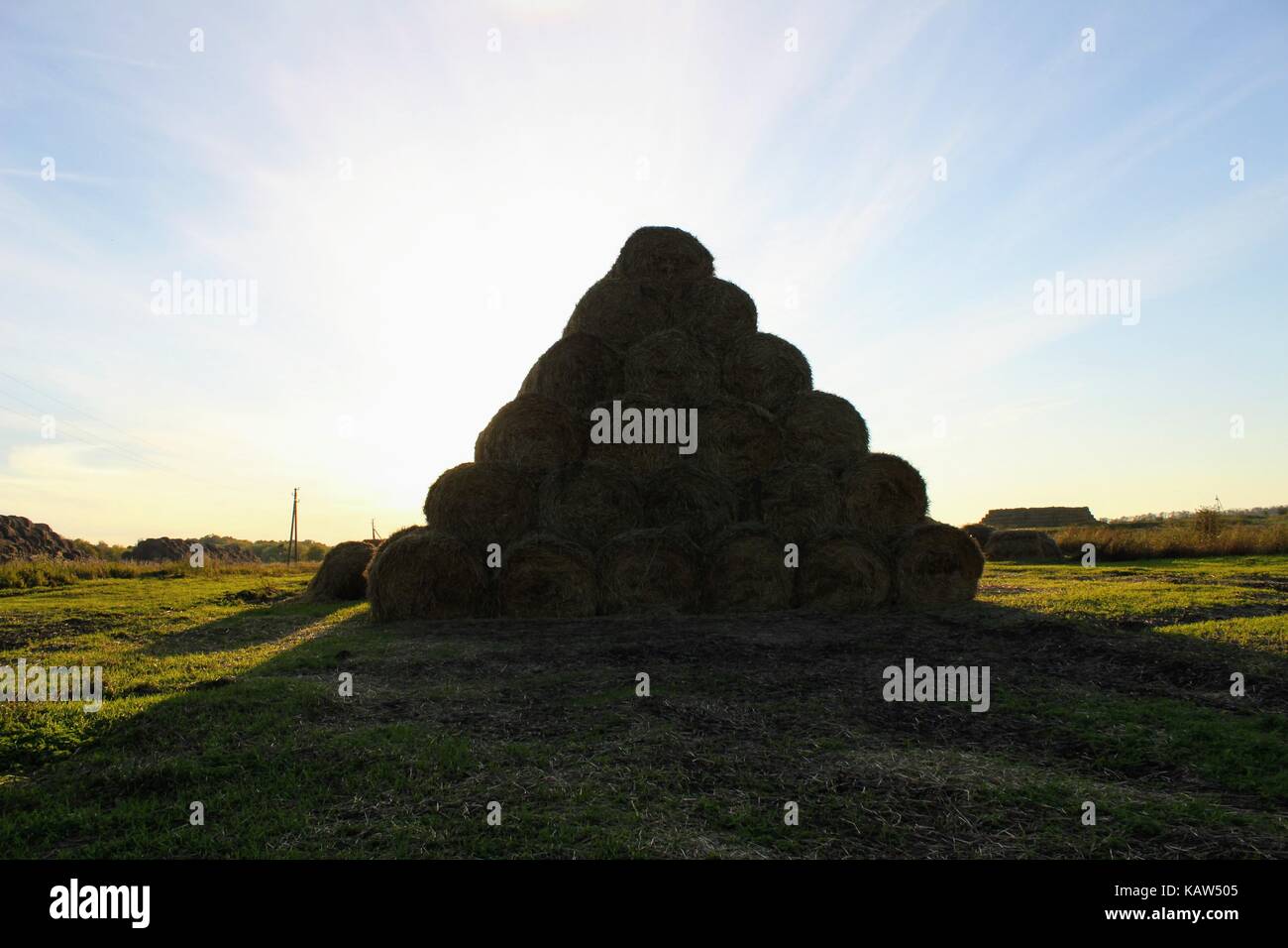 Hay bale pyramid hi-res stock photography and images - Alamy
