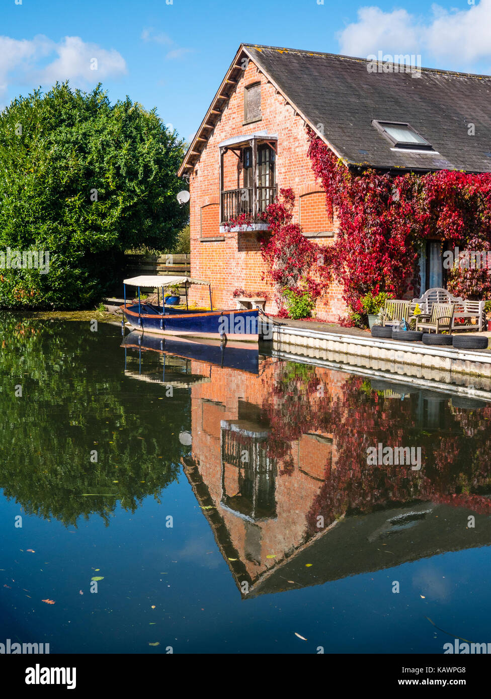 Riverside house hi-res stock photography and images - Alamy