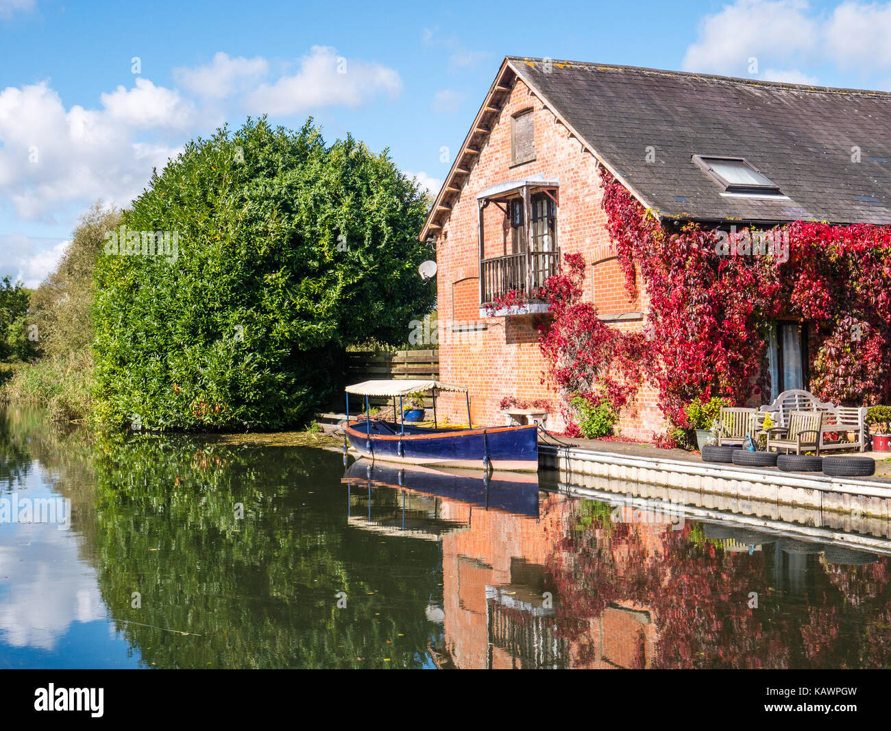 Riverside House with pleasure boat at Southcote Sluice, River Kennet ...