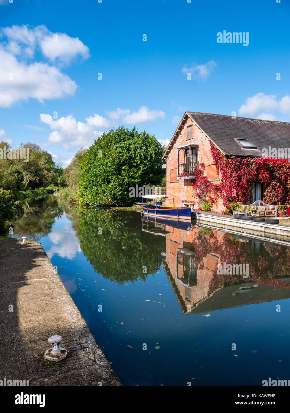 Riverside House with pleasure boat at Southcote Sluice, River Kennet ...