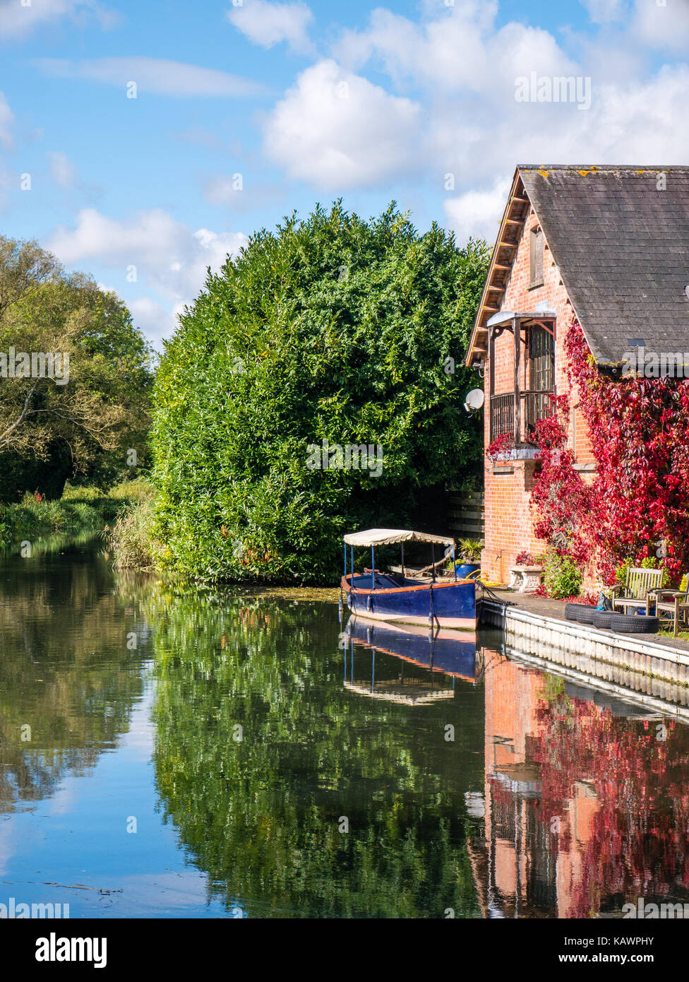 Riverside house hi-res stock photography and images - Alamy