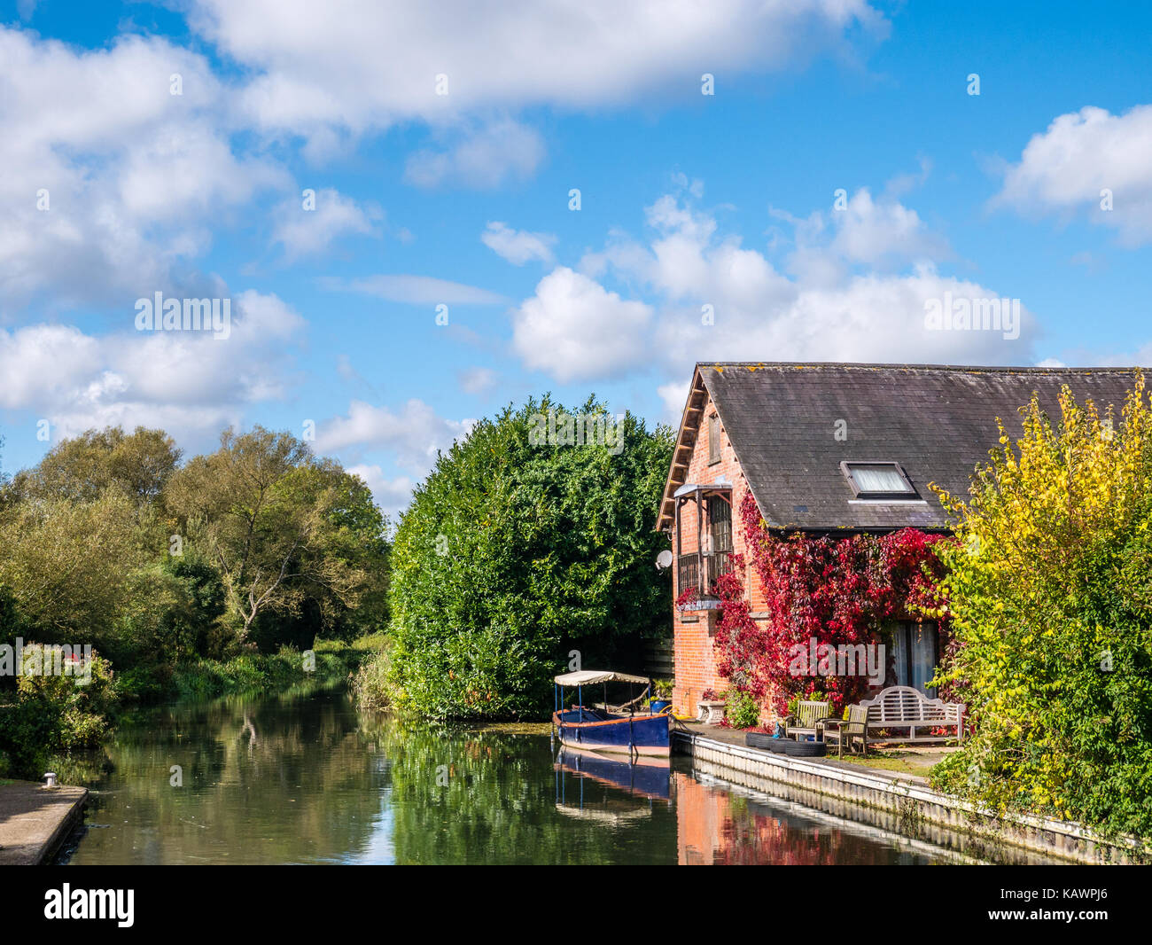 Riverside House with pleasure boat at Southcote Sluice, River Kennet ...