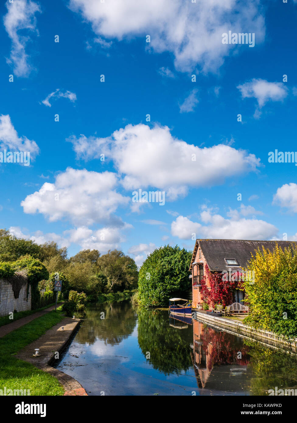 Riverside House with pleasure boat at Southcote Sluice, River Kennet ...