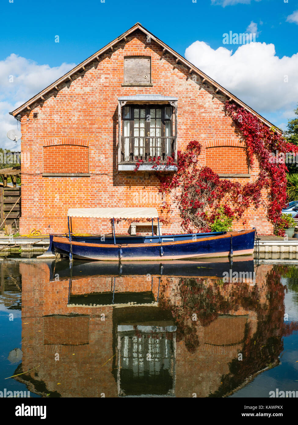 Riverside House with pleasure boat at Southcote Sluice, River Kennet ...