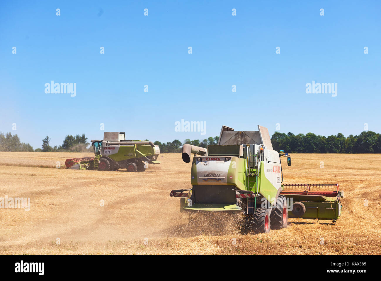 Combines at work during wheat harvest hi-res stock photography and ...