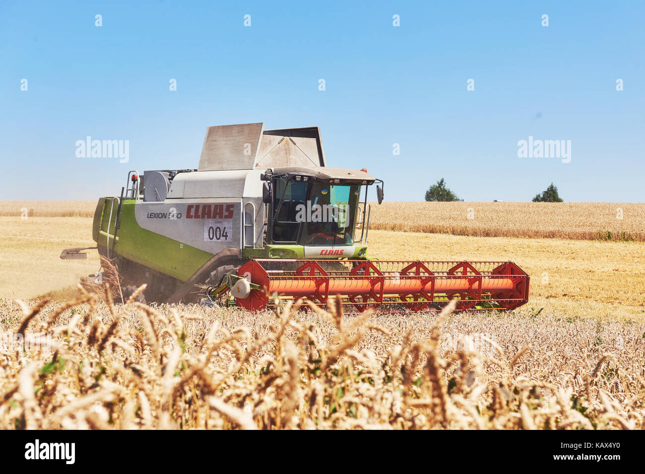 A modern combine harvester working a wheat field Stock Photo - Alamy