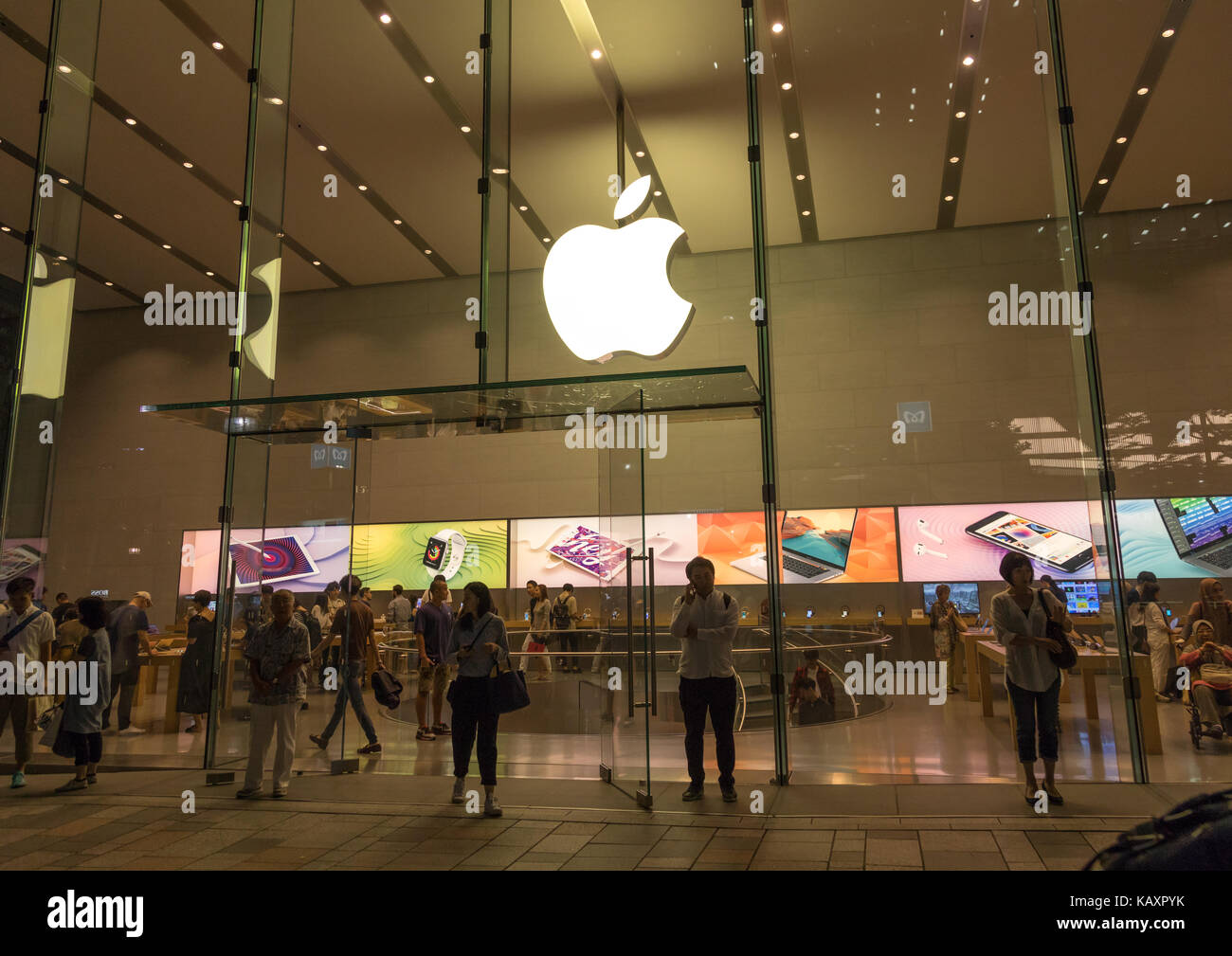 Exterior of apple store in ginza, Kanto region, Tokyo, Japan Stock ...