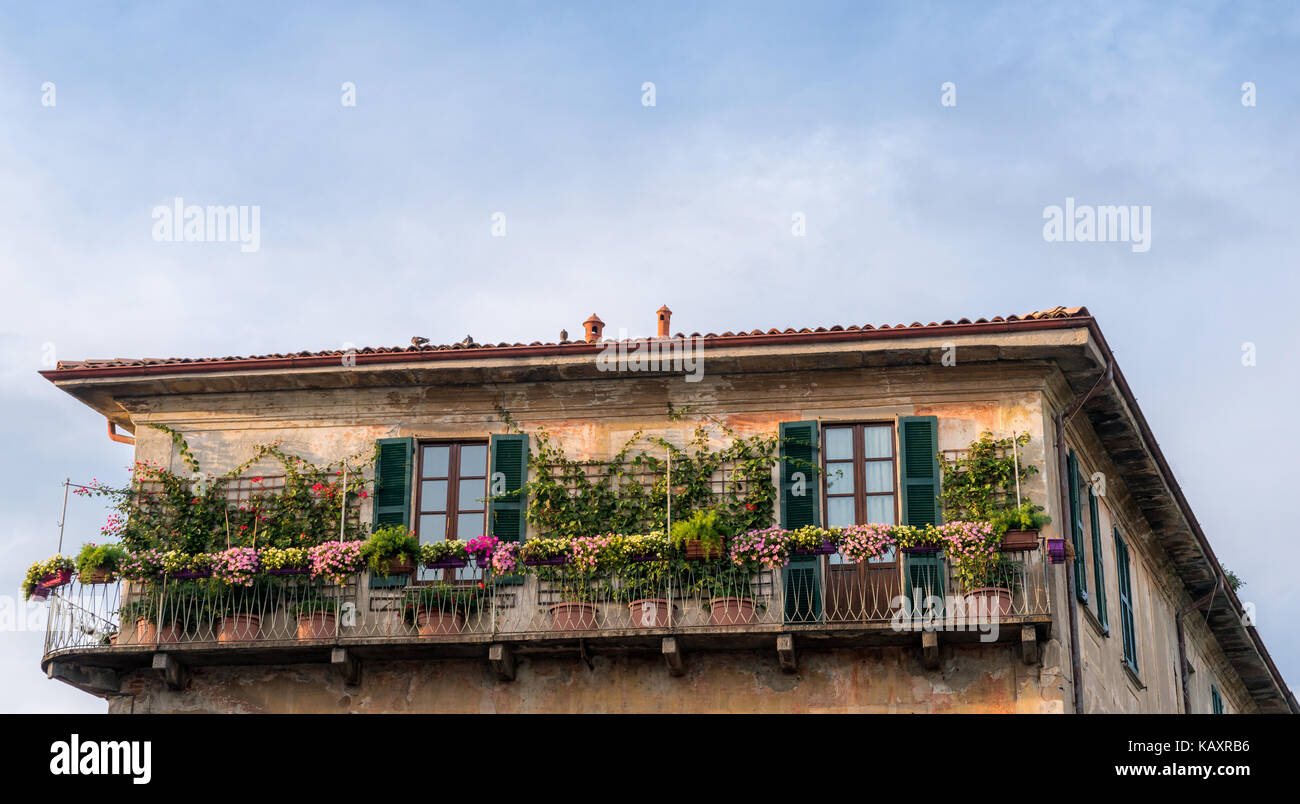 Balcony flowers in tuscany hi-res stock photography and images - Alamy