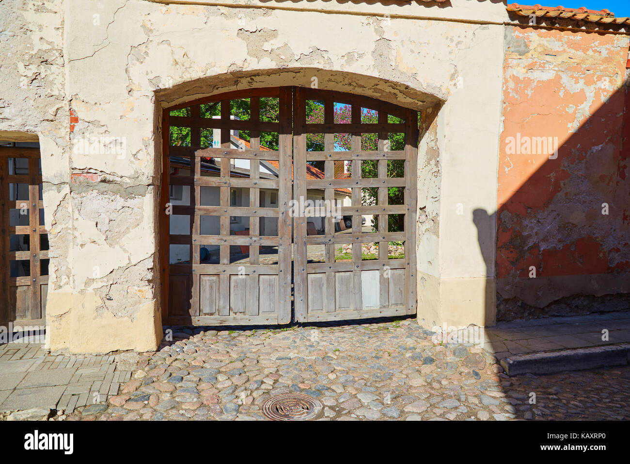 Wooden gate garden medieval castle hi-res stock photography and images ...