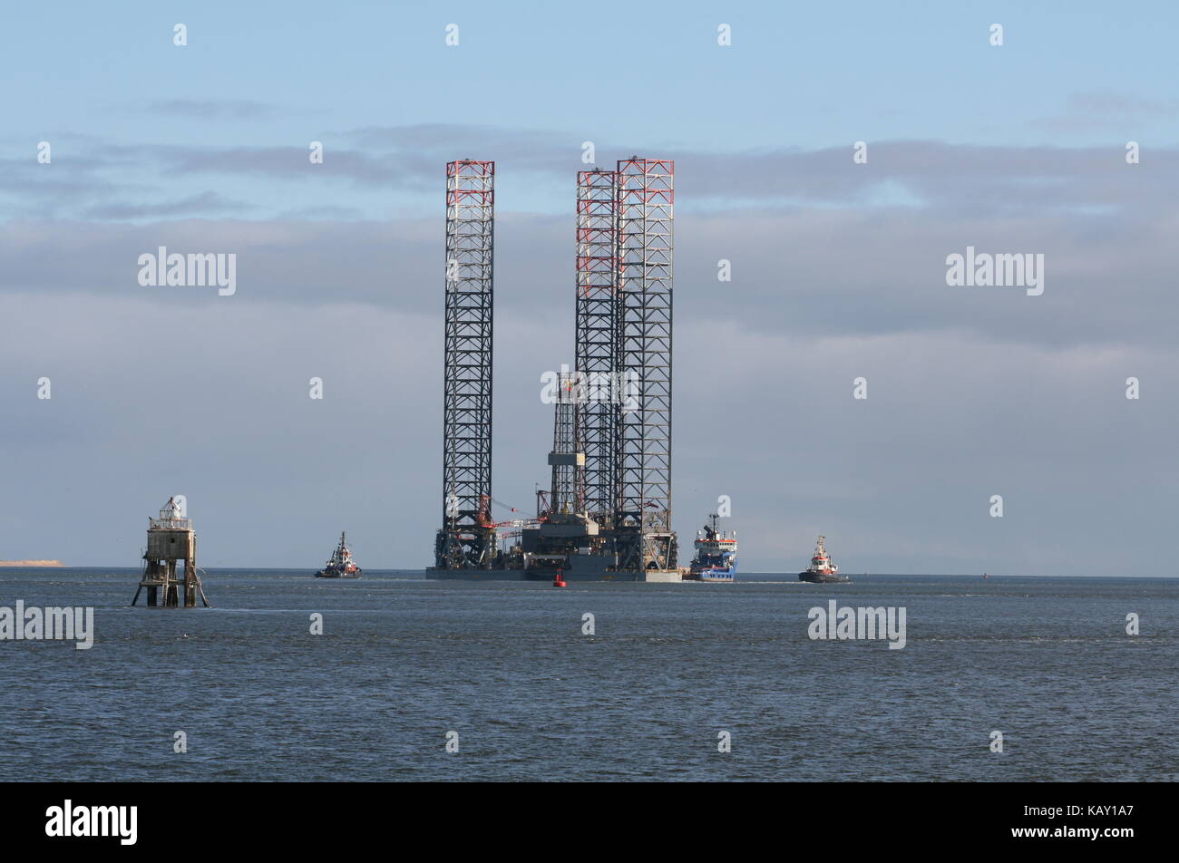 Tug boat towing oil rig hi-res stock photography and images - Alamy