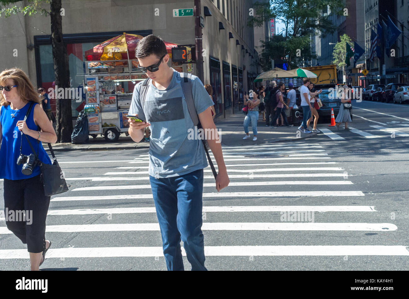Distracted pedestrian on smartphone hi-res stock photography and images ...