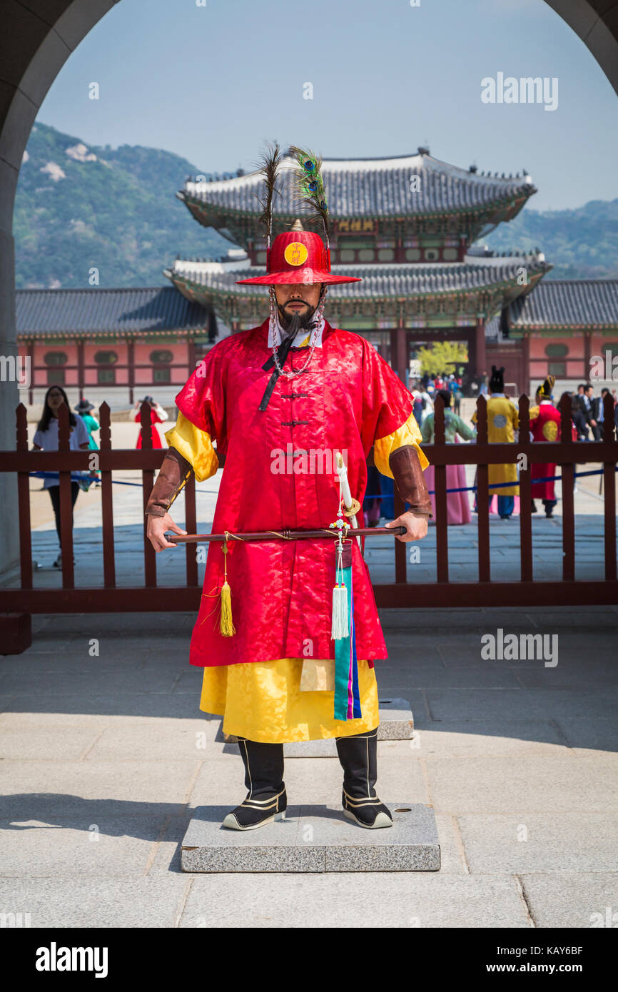 Royal Palace guards in traditional Korean dress at the Gyeongbokgung ...