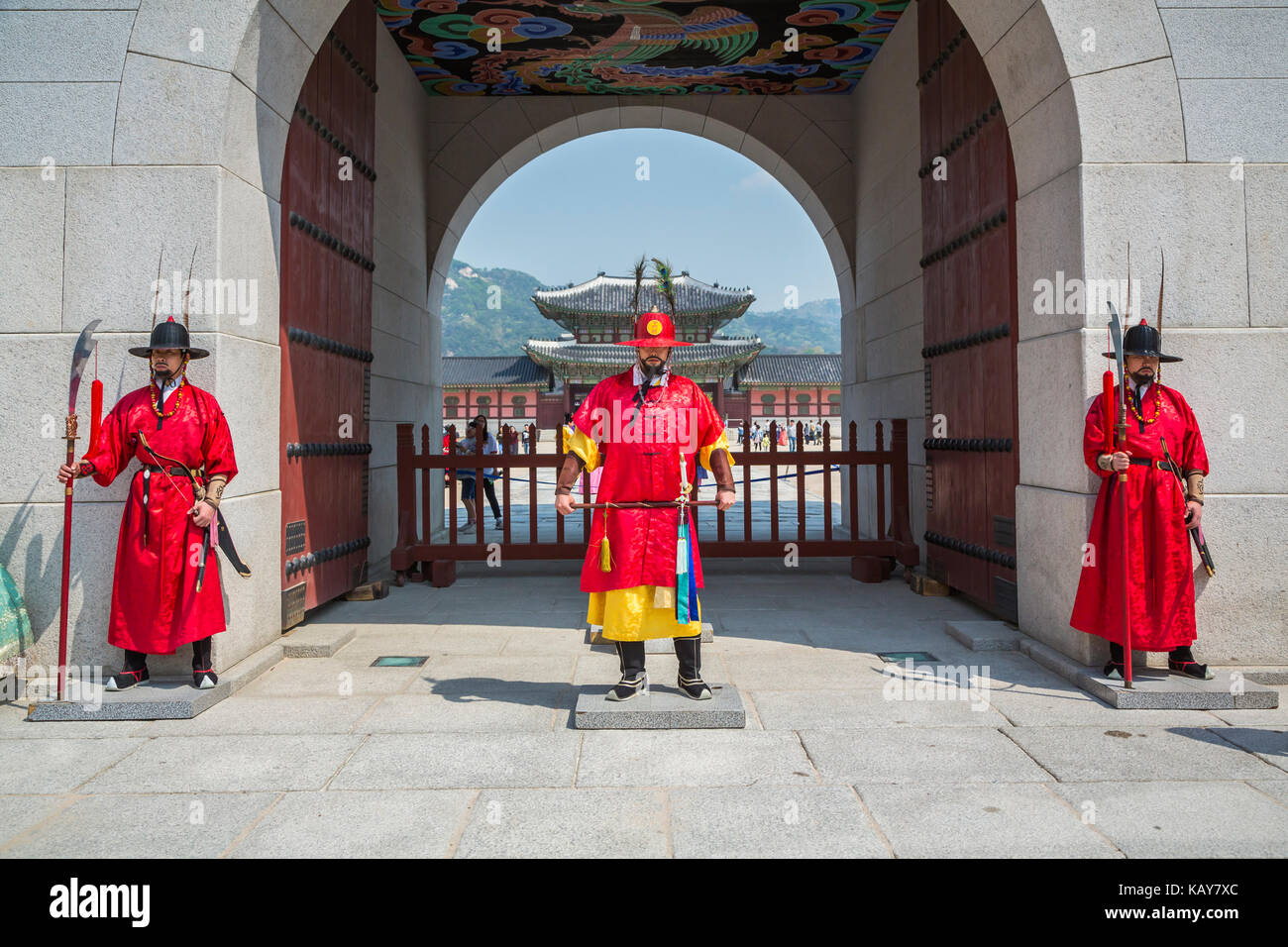 Royal Palace guards in traditional Korean dress at the Gyeongbokgung ...