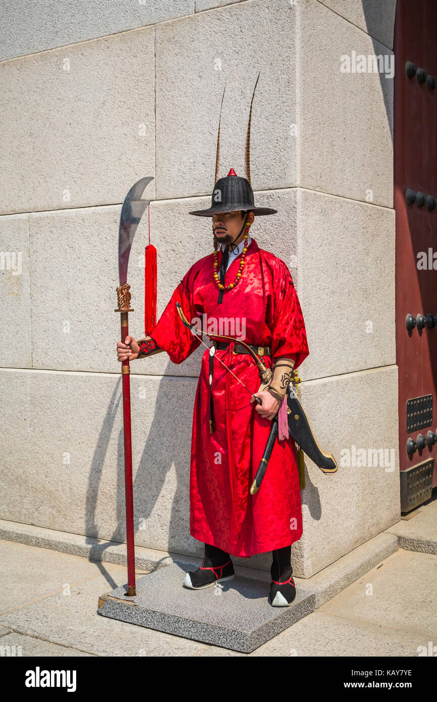 Royal Palace guards in traditional Korean dress at the Gyeongbokgung ...