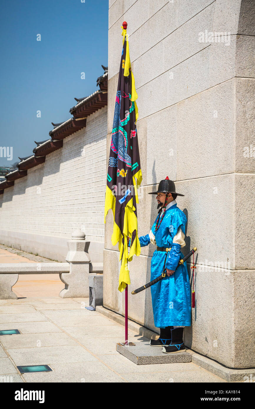 Royal Palace guards in traditional Korean dress at the Gyeongbokgung ...