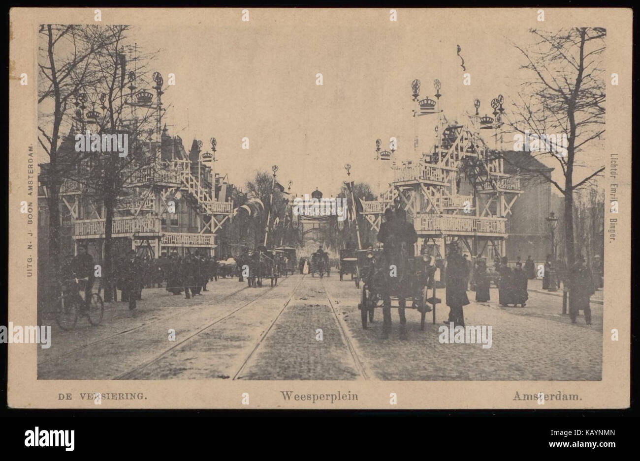 Versieringen op het Weesperplein wegens het aanstaande koninklijk ...