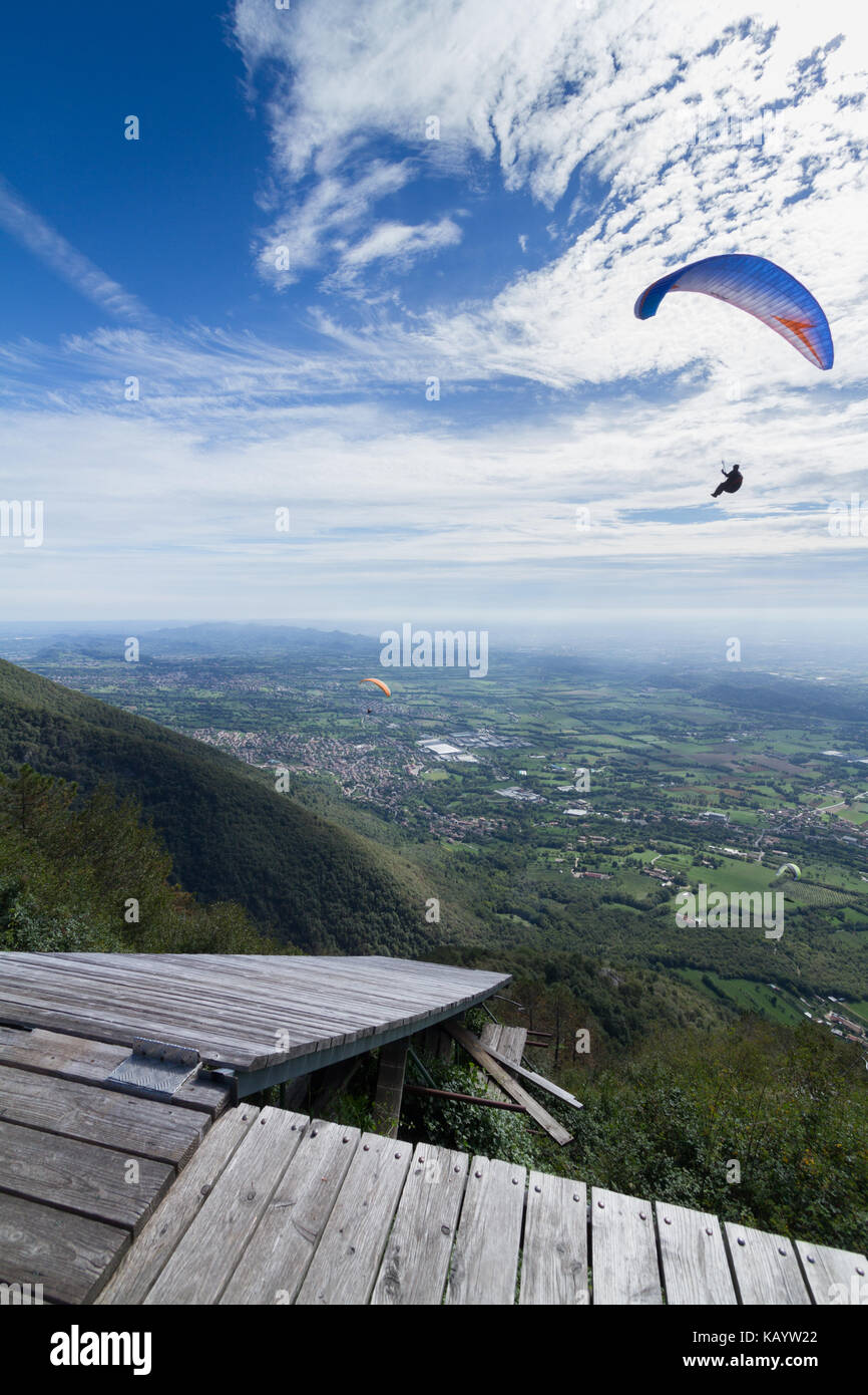 Para-gliders flying in the sky, with a ramp for hang gliders and the ...