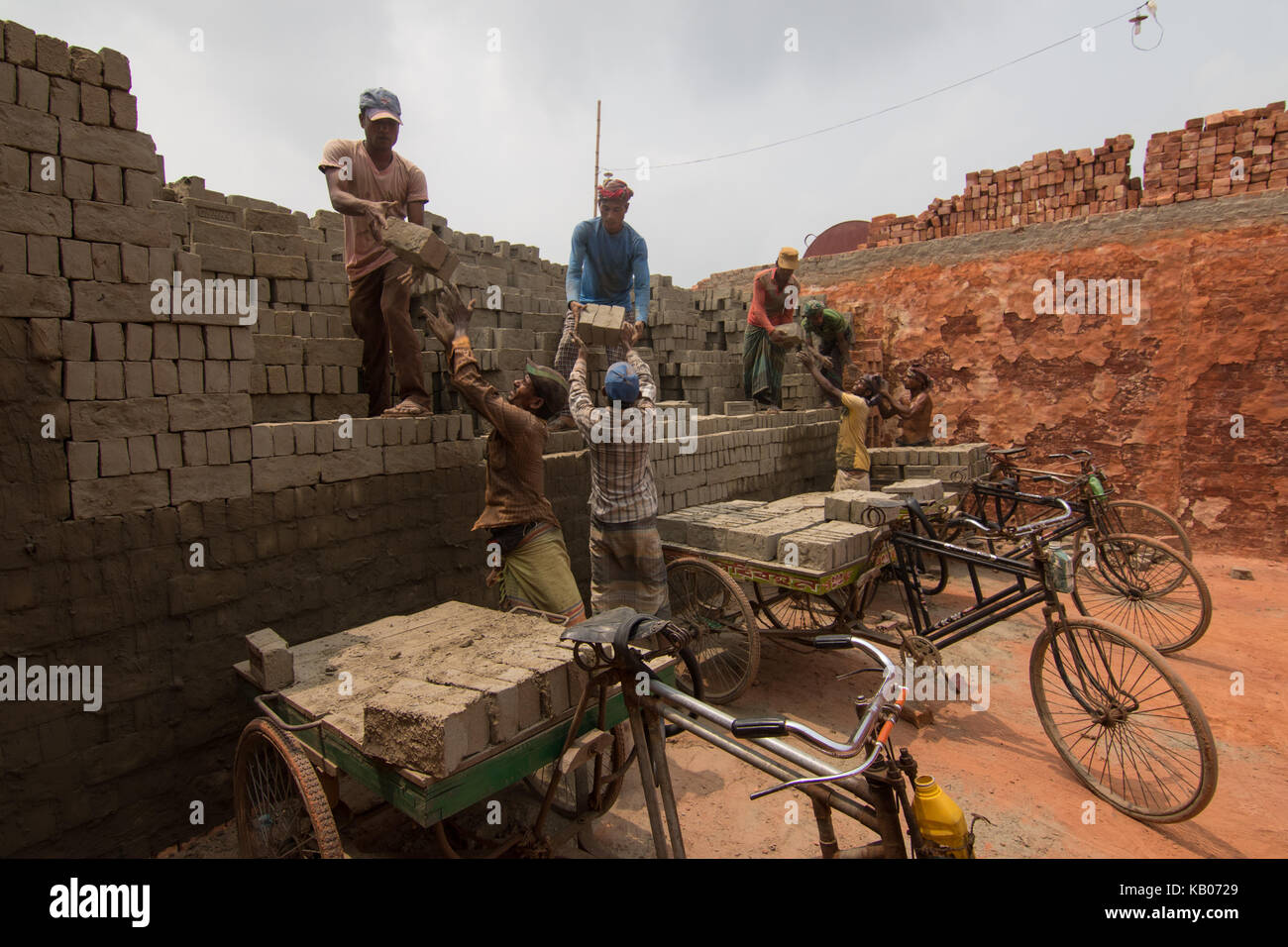 Brickyard india brick worker hi-res stock photography and images - Alamy