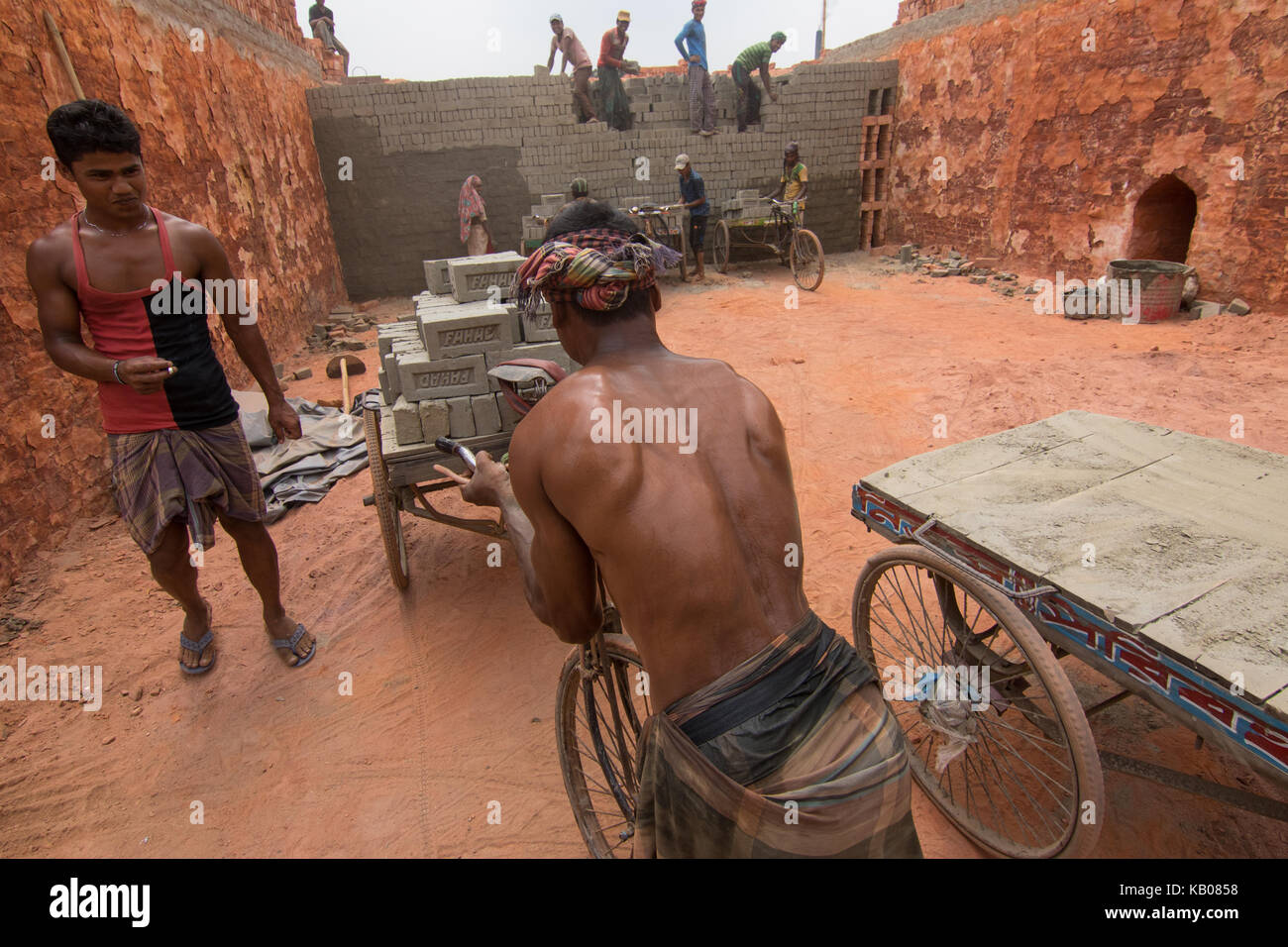 Brickyard india brick worker hi-res stock photography and images - Alamy