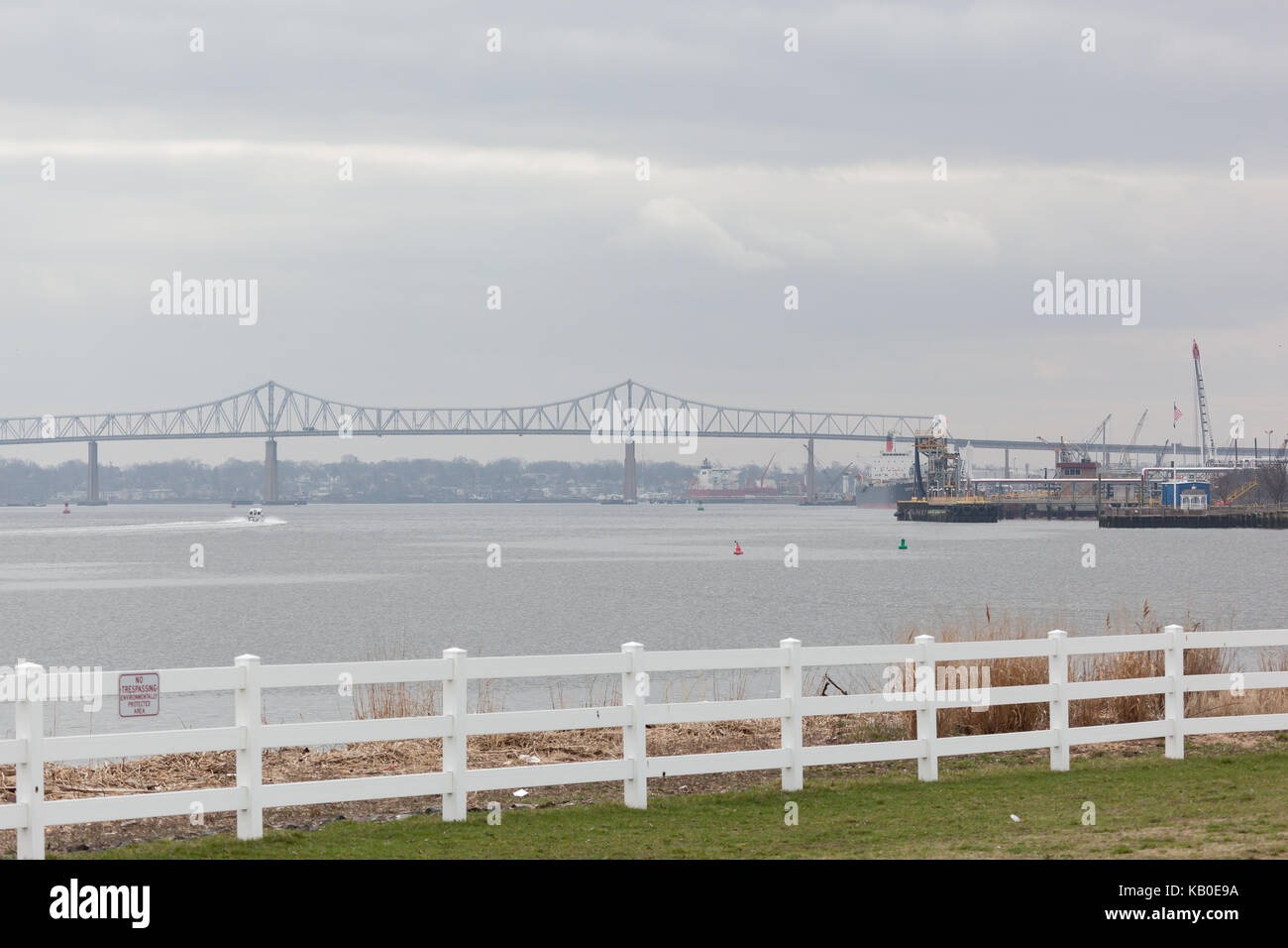 SEWAREN, NEW JERSEY - April 5, 2017: The Outerbridge Crossing ...