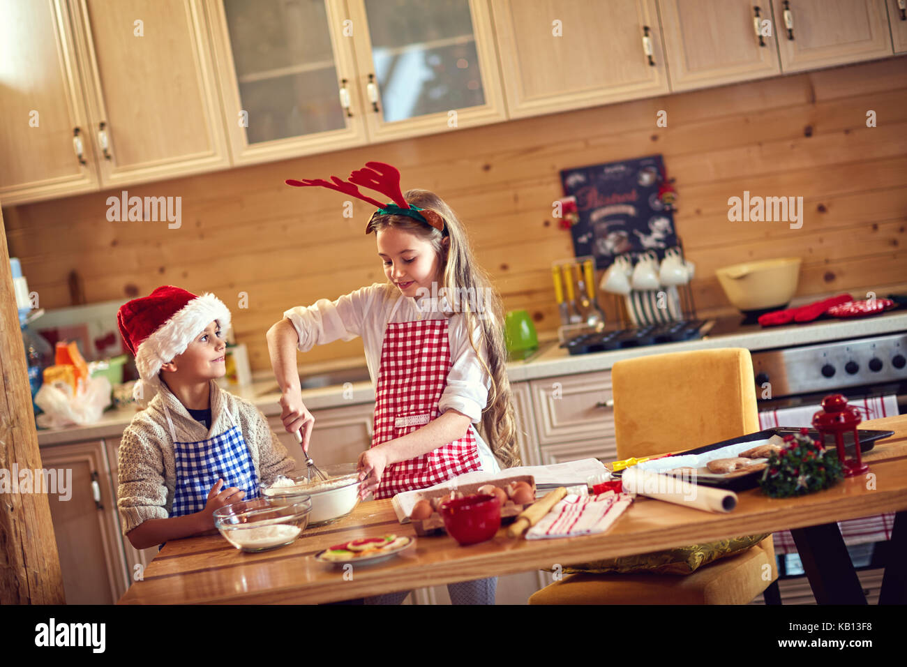 Children baking hi-res stock photography and images - Alamy