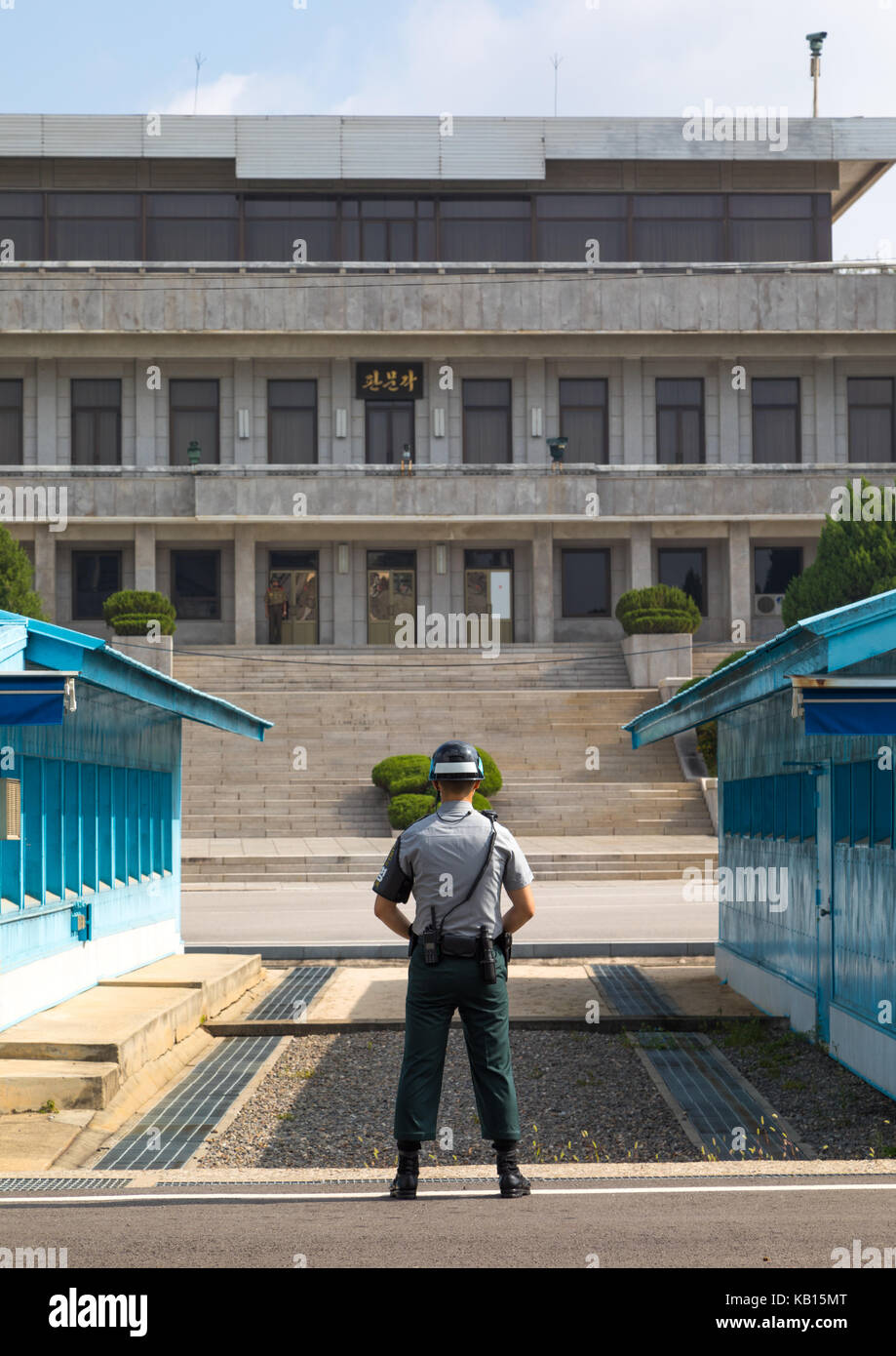 South korean soldiers in the joint security area on the border between ...