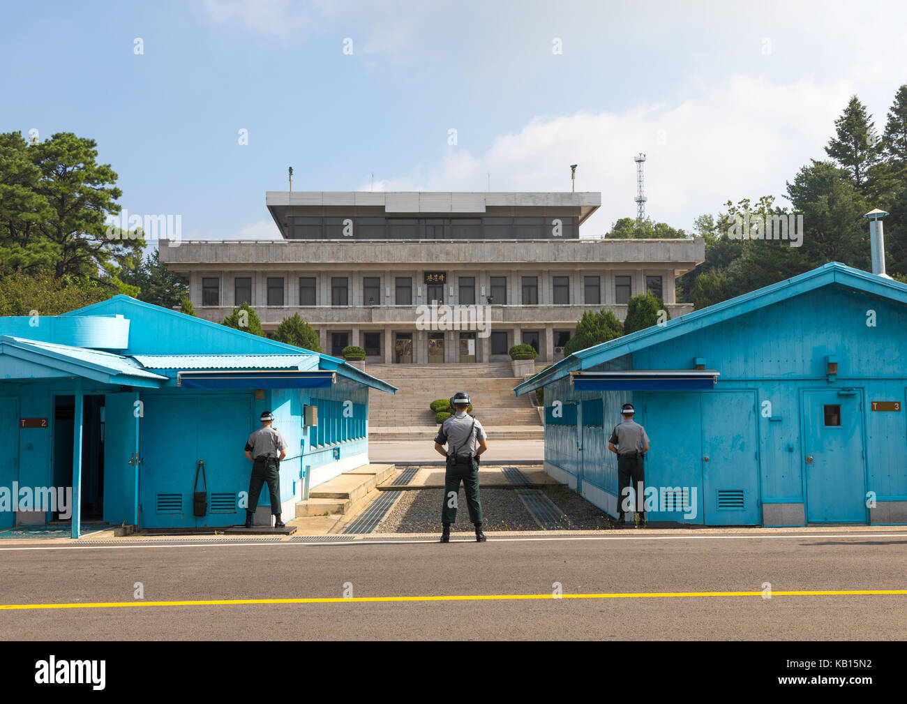 South korean soldiers in the joint security area on the border between ...
