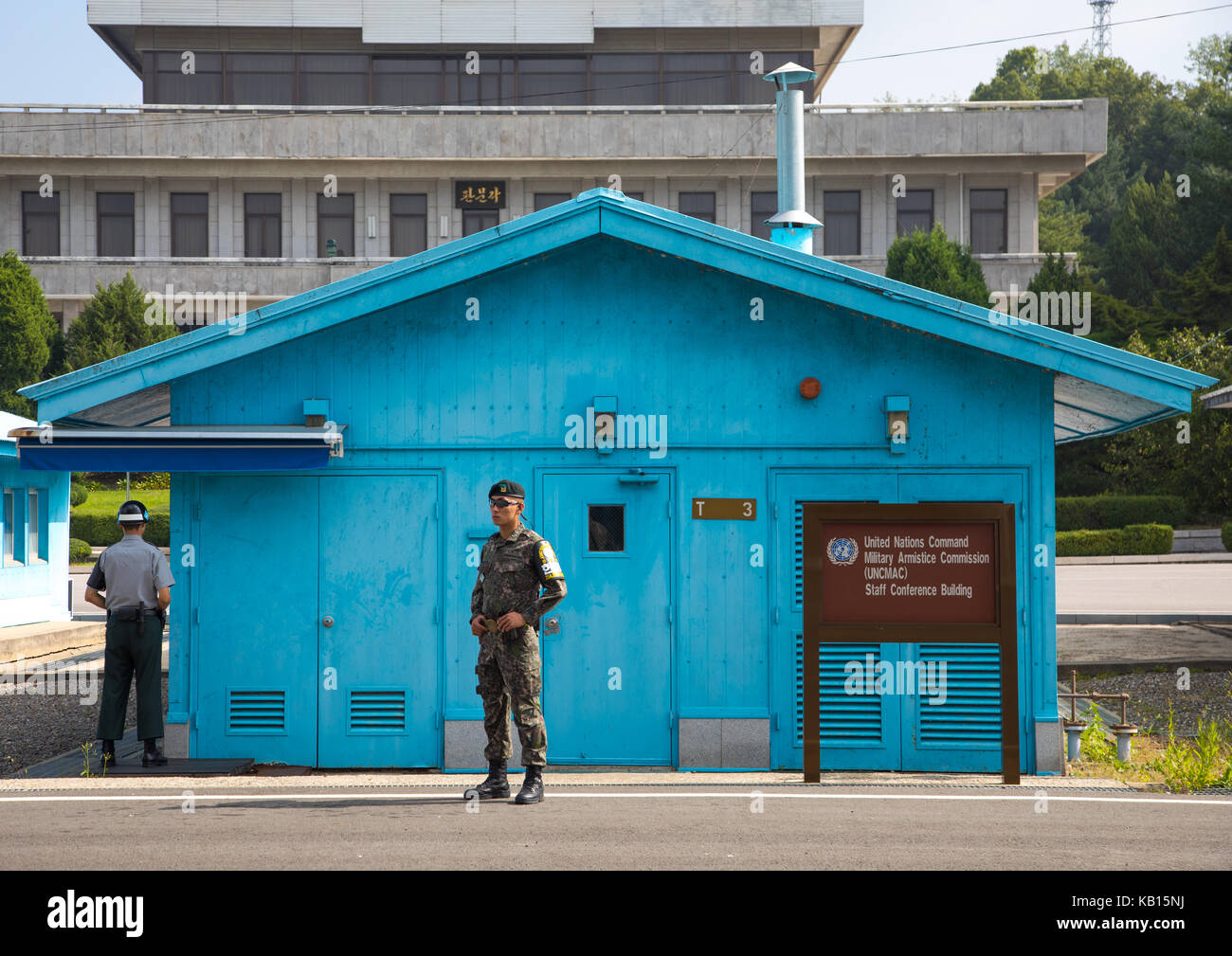 South korean soldiers in the joint security area on the border between ...