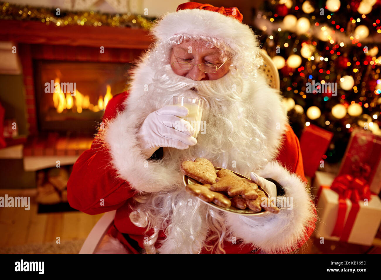 Real santa claus hi-res stock photography and images - Alamy