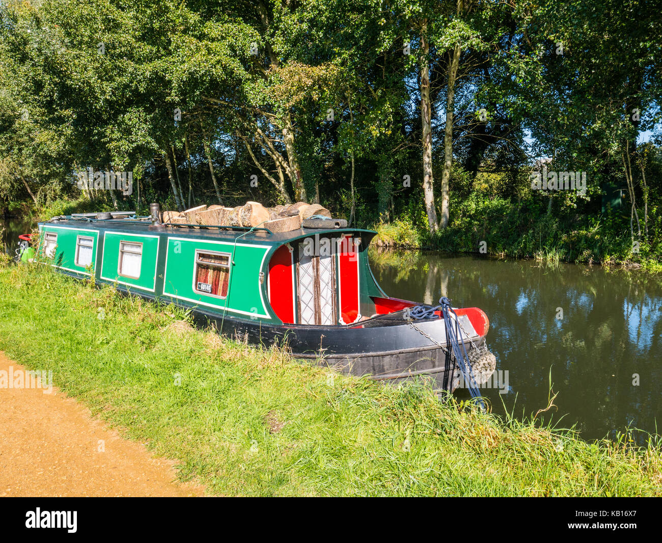 Narrow Boat, River Kennet, nr Reading, Berkshire, England Stock Photo ...