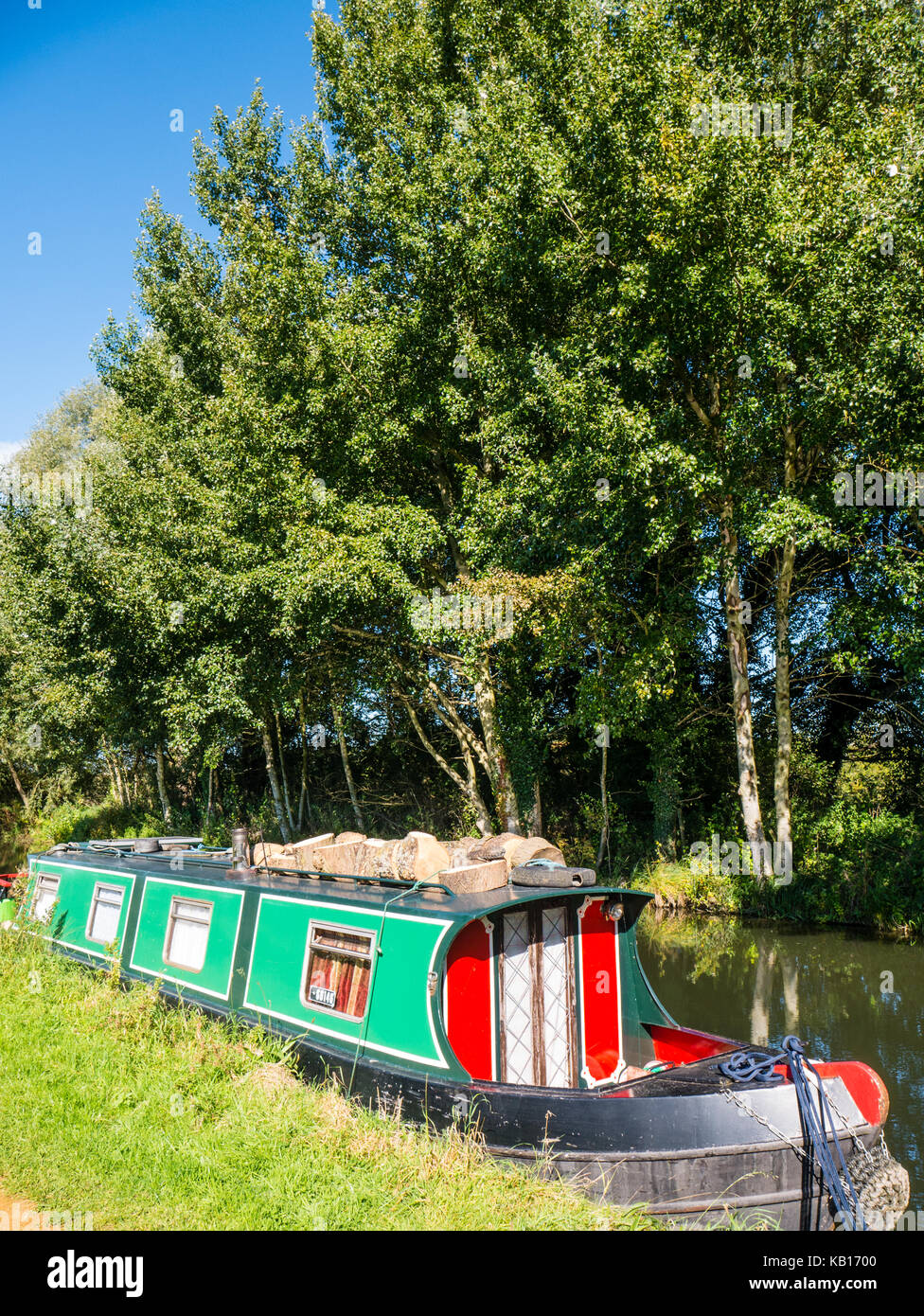 Narrow Boat, River Kennet, nr Reading, Berkshire, England Stock Photo ...