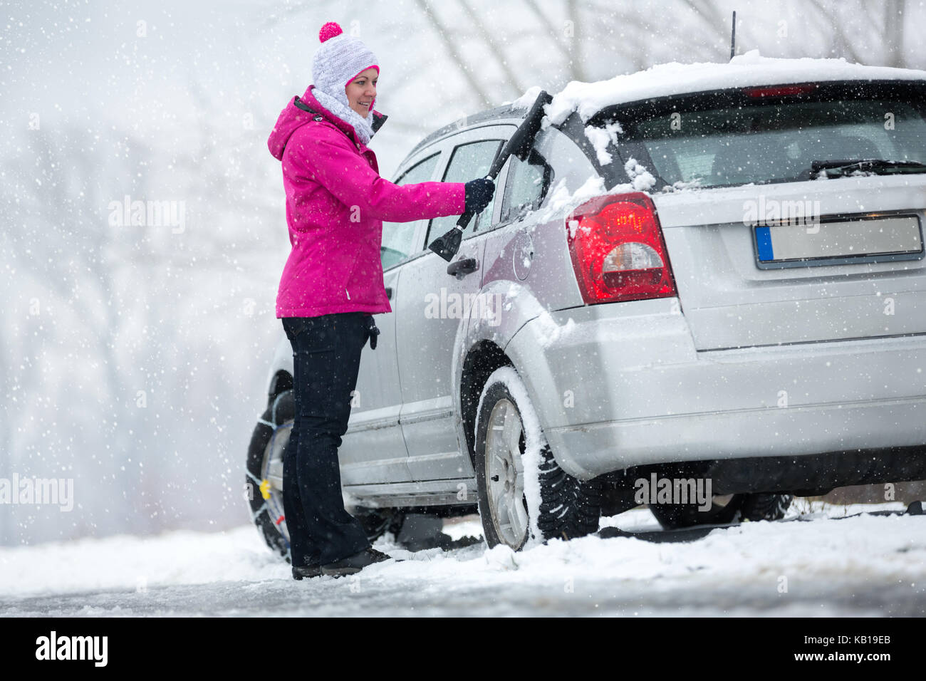 Removing snow from car windshield hi-res stock photography and images ...