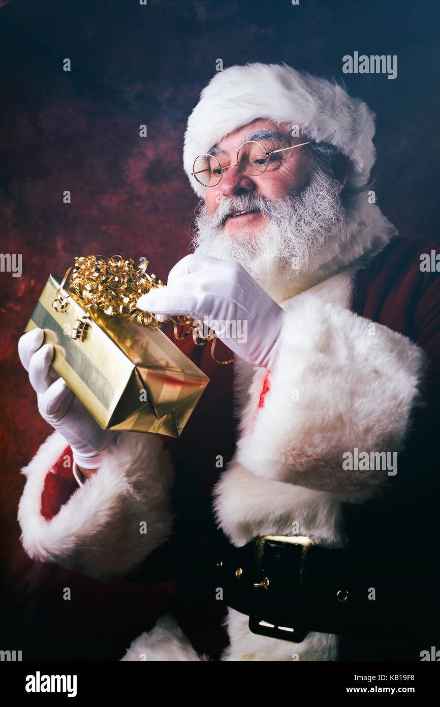 An authentic, traditional Santa with a real beard Stock Photo - Alamy