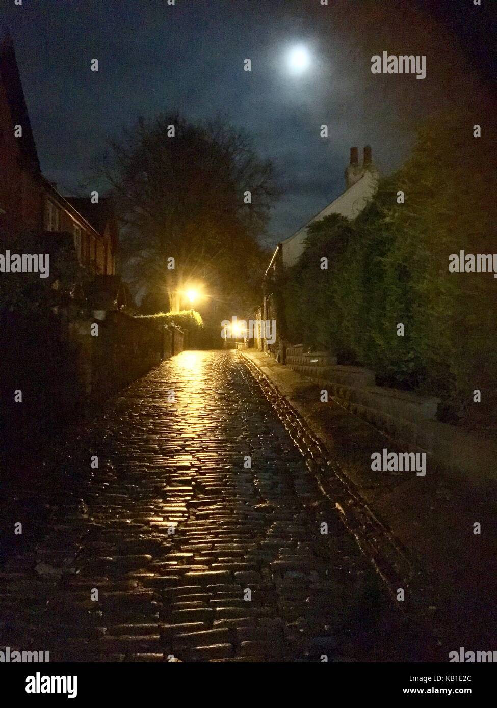 Moon lit alley up cobbled street in Lincoln Stock Photo - Alamy