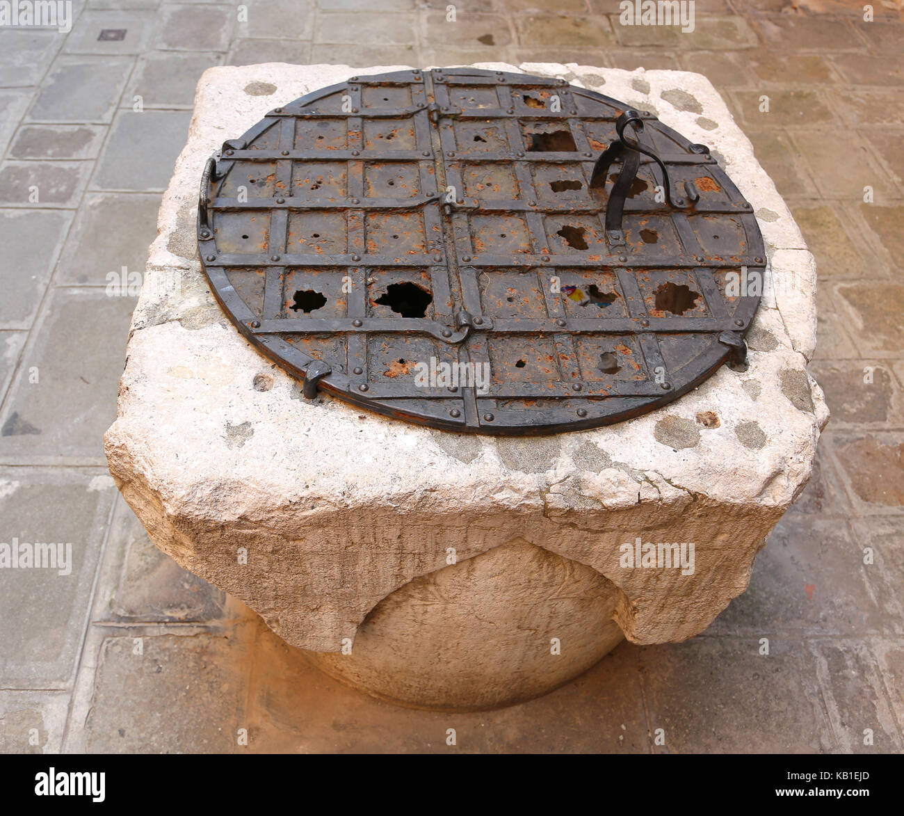 very ancient stone well in a square of VENICE in Italy Stock Photo - Alamy
