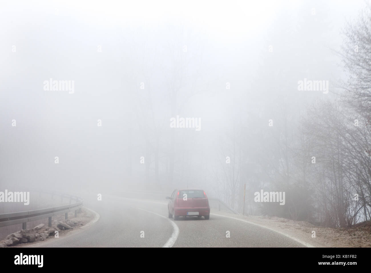 Car in fog hi-res stock photography and images - Alamy